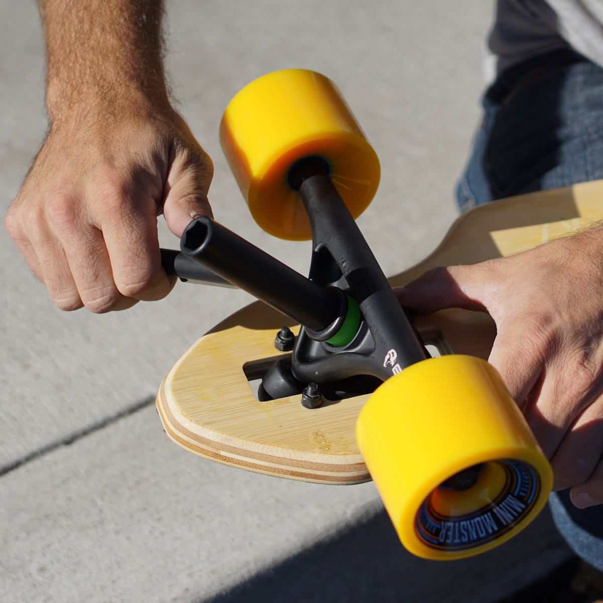 How to tighten the suspension on a skateboard: setting up the tracks on ...